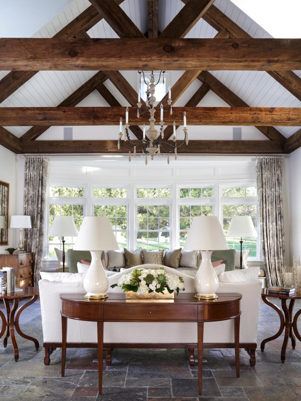 COFFERED VS VAULTED CEILING - Woodgrain