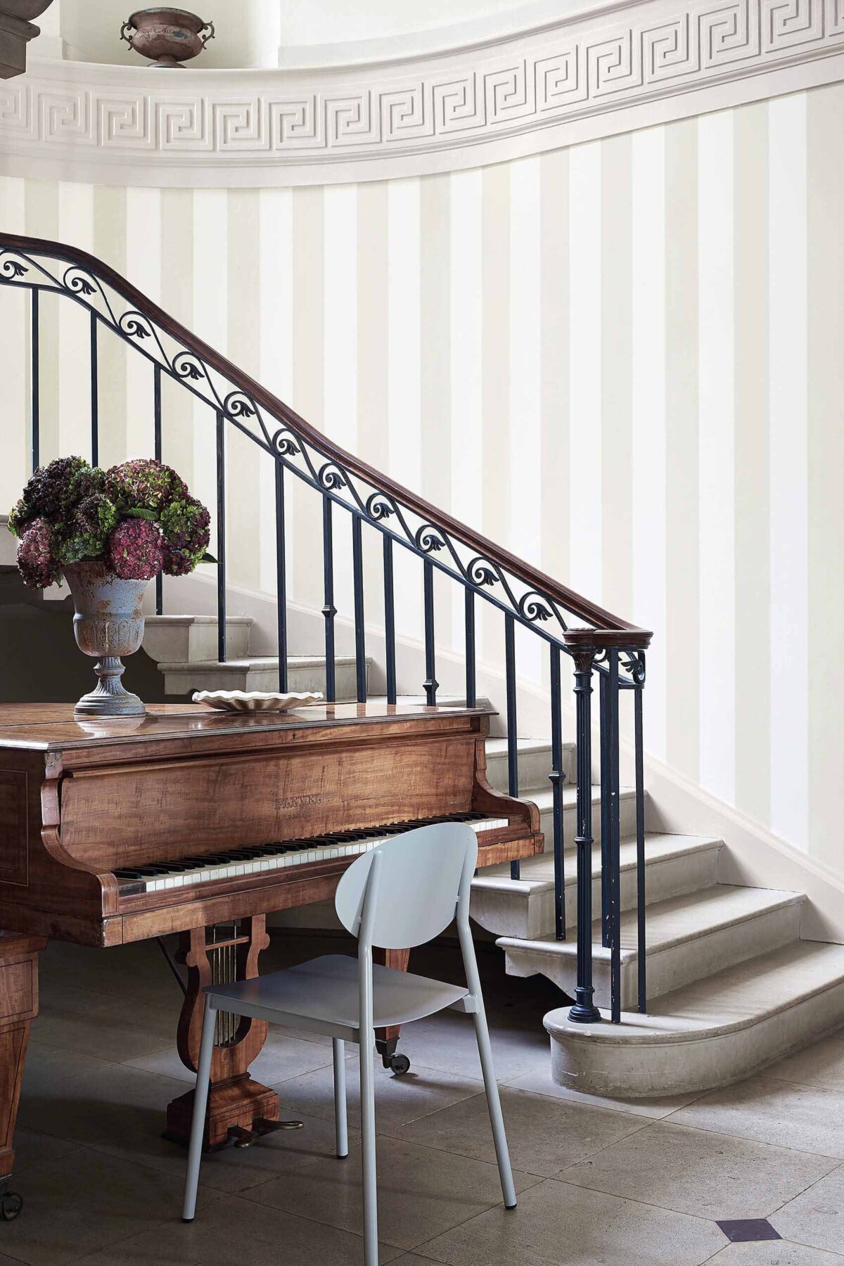 How to: Regencycore Style like Bridgerton - Woodgrain